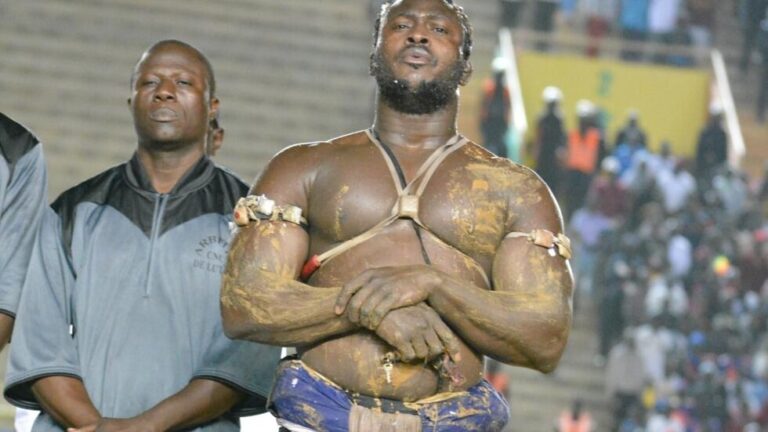 Lutte sénégalaise: Modou Lo bat Boy Niang et conserve son titre de Roi ...